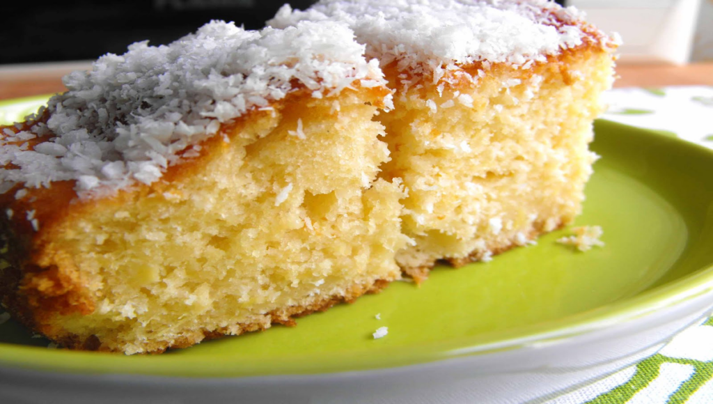 Bolo de Coco Fofinho Fácil para seu lanche da tarde, veja o preparo