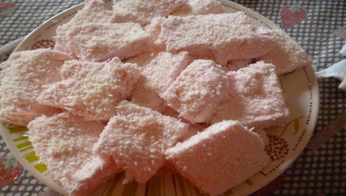 Maria Mole Caseira com cobertura de coco feita com 4 ingredientes