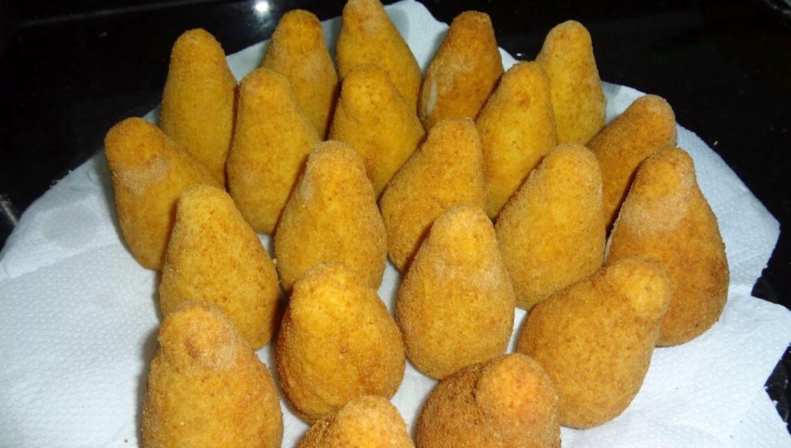 Coxinha de Frango com Catupiry bem crocante por fora e suculenta por dentro