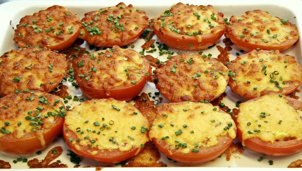 Tomate Recheado com Queijo Minas, só 15 minutos bem simples de fazer
