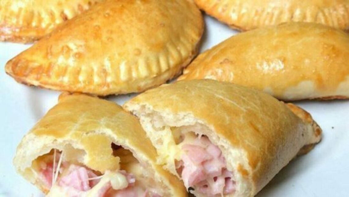 Pastel assado de queijo e presunto que fica irresistível igual da feira