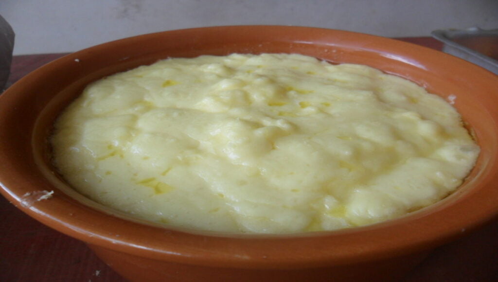 Purê de Mandioca Cremoso com Queijo feito com pouco ingredientes