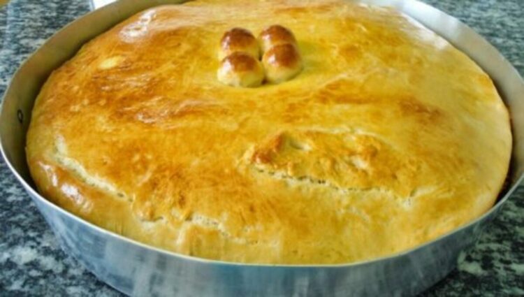 Massa de Torta Salgada com Recheio de Frango, misturar tudo, assar e pronto