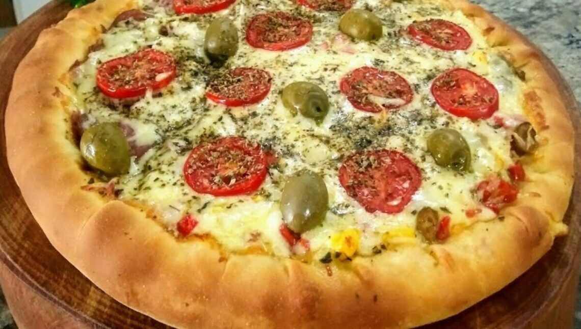 Pizza Caseira de Liquidificador com Recheio de Frango e Requeijão, Em ...